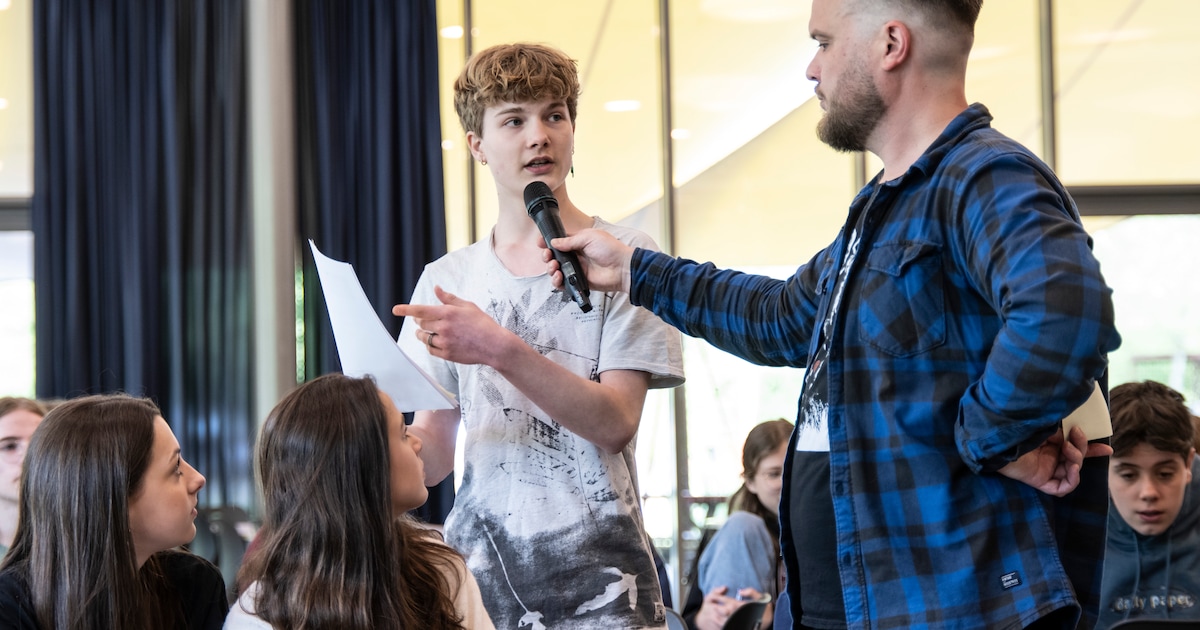 Jongeren onder de 18 kunnen bijna niet stappen en dat vinden ze maar ...