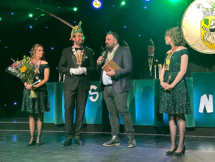 Sinan Can krijgt onderscheiding van Nijmeegse carnavalsvereniging St ...