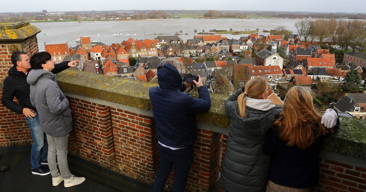 De toren op om hoog water te zien in Woudrichem: ‘Echt schitterend ...