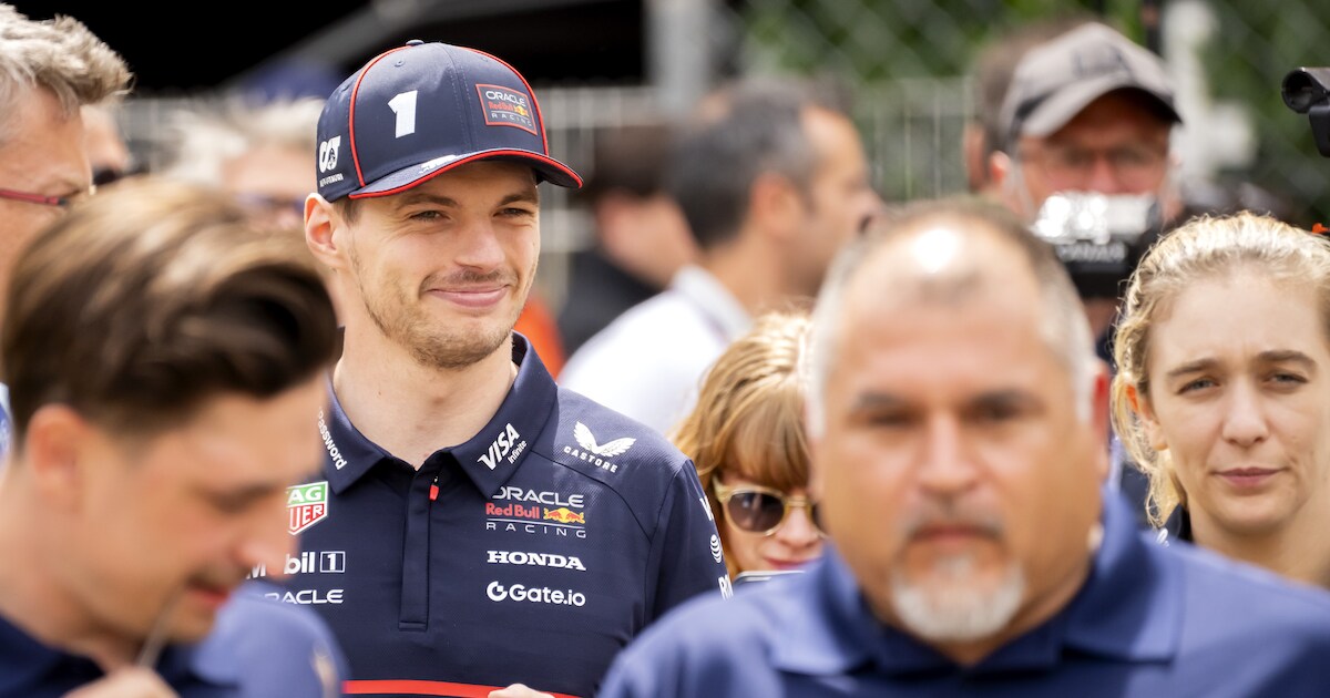 Max Verstappen keek fenomenale inhaalactie bij Oscar Piastri terug: ‘Ik moest wel lachen’ | Meer ...