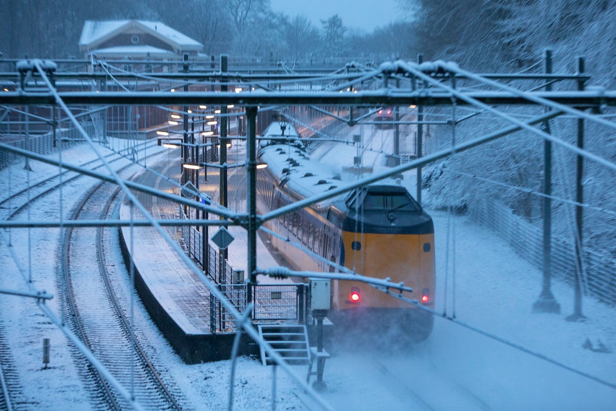 LIVE Winterweer | Sneeuwval ontwricht Nederland: veel minder treinen en ...