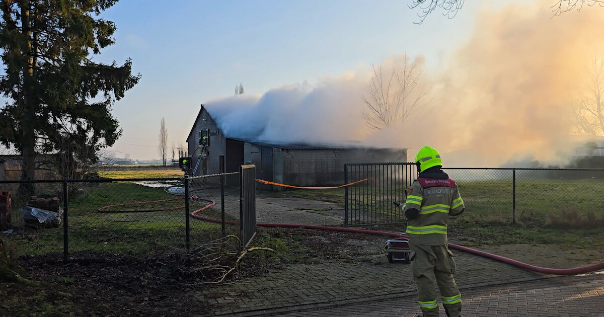 Veel rook bij brand in loods aan de Kampsestraat in Angeren | Regio ...