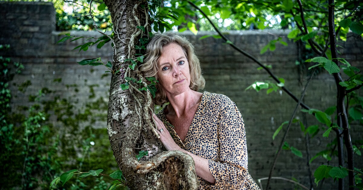 Ik ben die vrouw die op vrijdag het kruis rechtzet | Extra | De ...