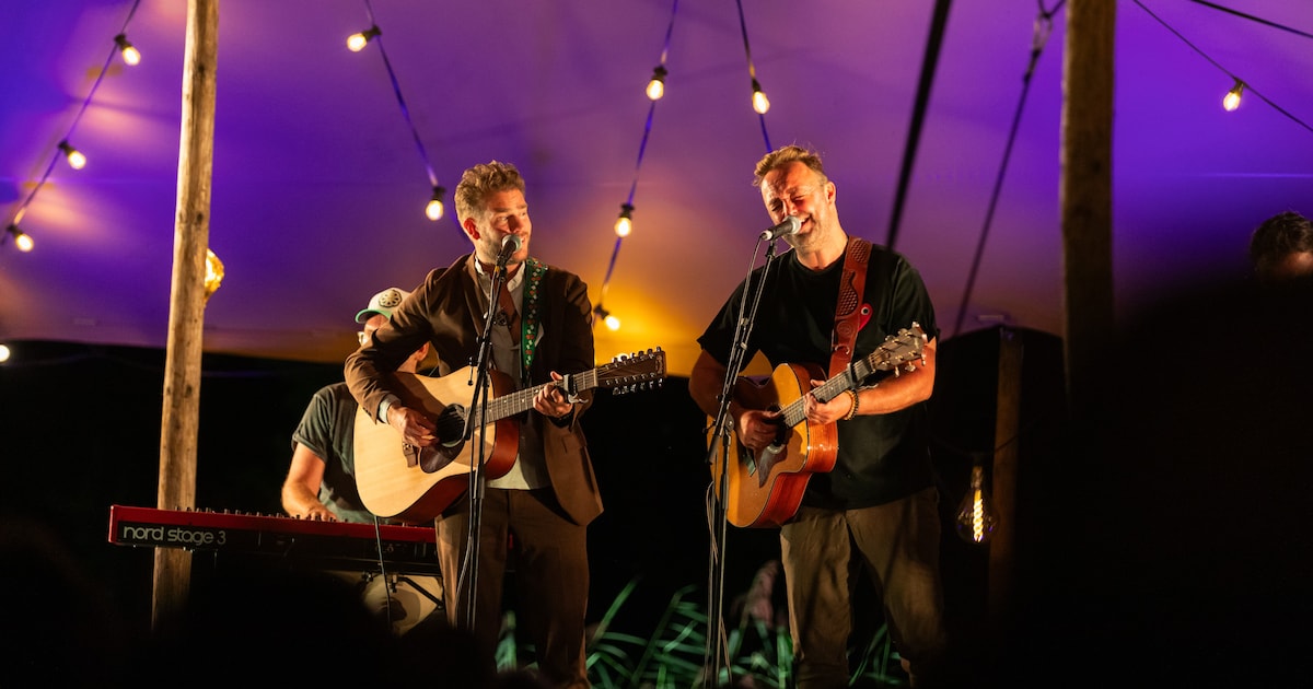 Tim Akkerman en Niels Geusebroek zingen in Stones en Beatles ...
