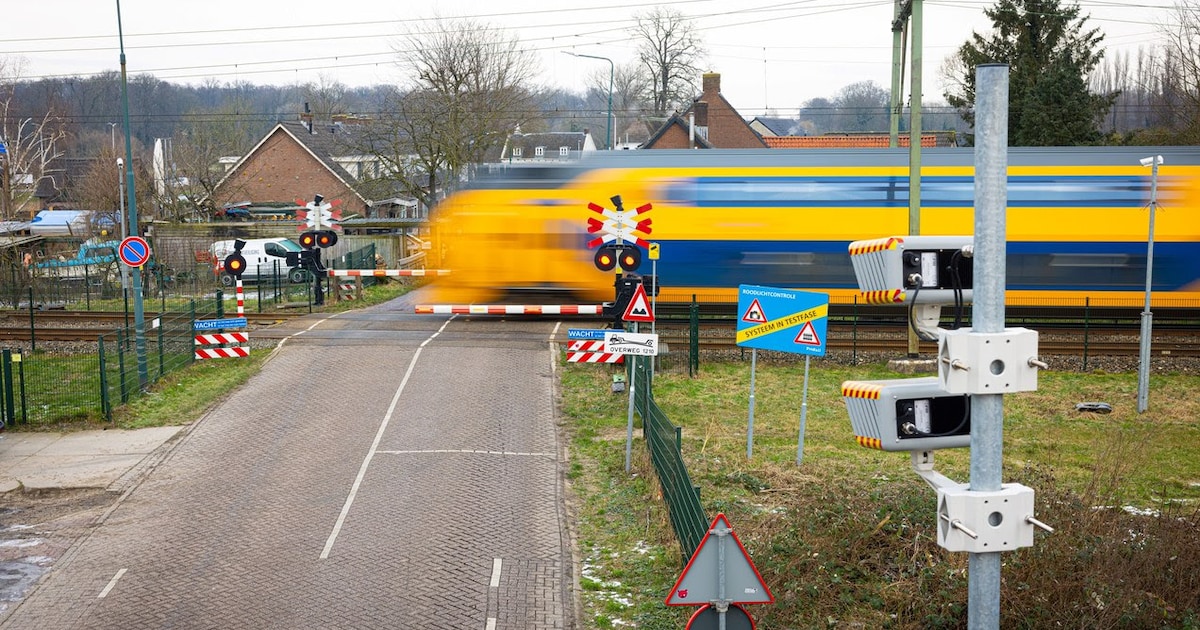 Flitscamera's bij spoorwegovergang in Tricht: doorrijders krijgen vanaf ...