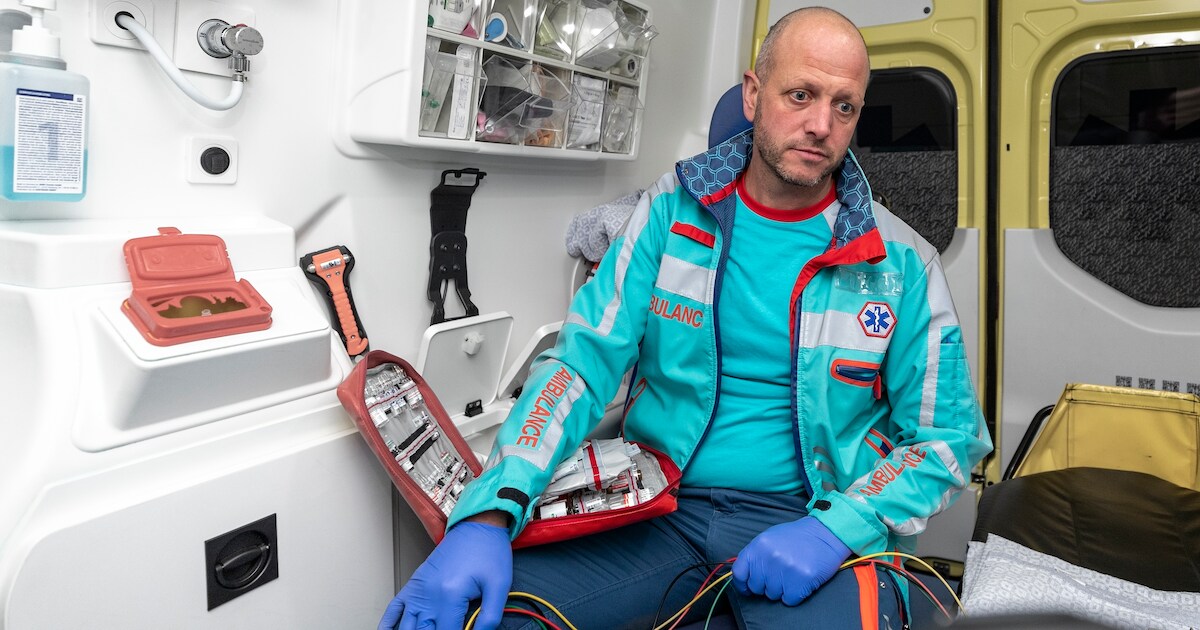 ‘Pak mijn hand vast’, zegt vrouw in ambulance tegen Brams collega ...