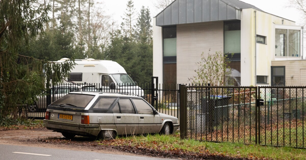 Familie tolereert de vervallen auto van de buurman op hun oprit: ‘We zien hem niet eens meer ...