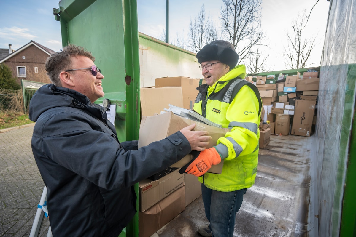 Ook Rob (75) moet van de gemeente stoppen met oud papier: ‘Dit ontroert ...