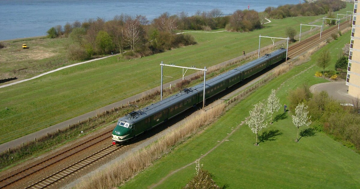 Historische hondekop rijdt reizigers naar Openluchtmuseum | Arnhem e.o ...