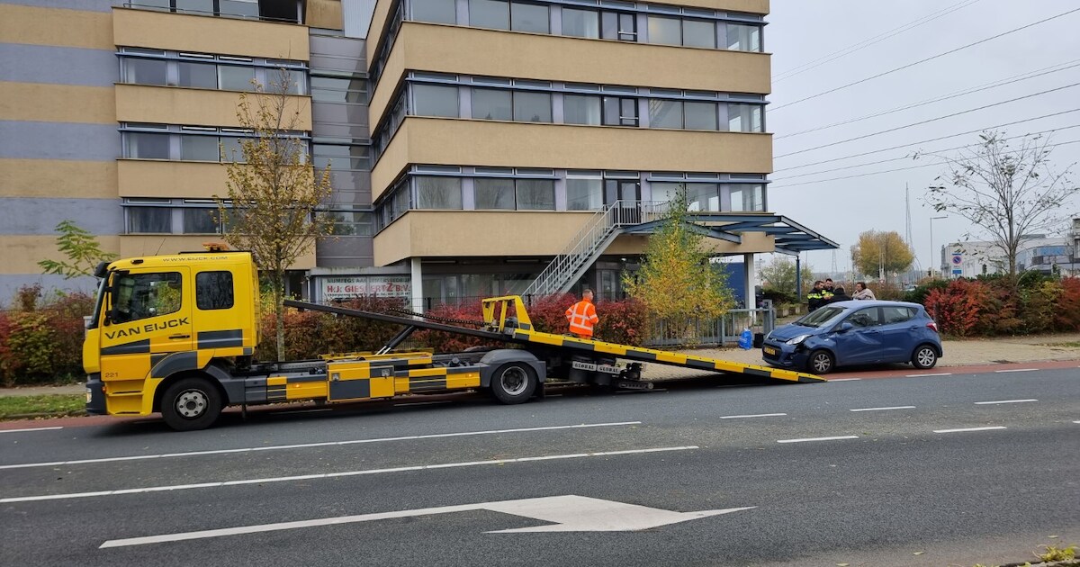 Weer aanrijding auto met scooter op kruising fietspad Energieweg met ...