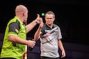 Ineens staat gelovige Gian van Veen tussen zijn dartshelden op het WK ...