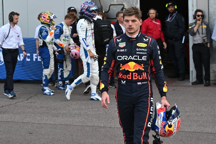 Max Verstappen start tóch als vierde in Monaco na straf Lewis Hamilton ...