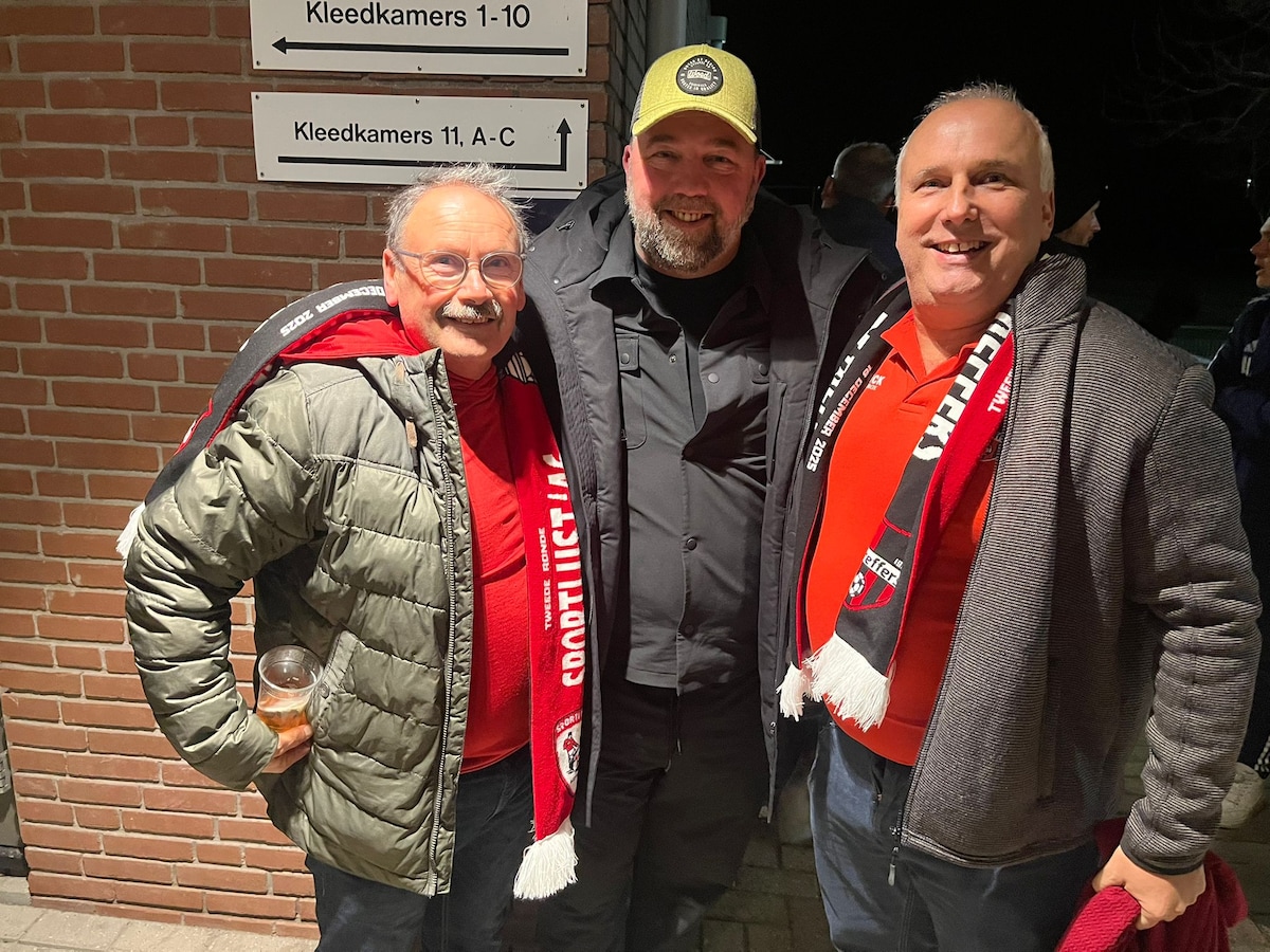 De Treffers speelt een derby, dus rijdt de Vlaamse Peter (58) bijna ...