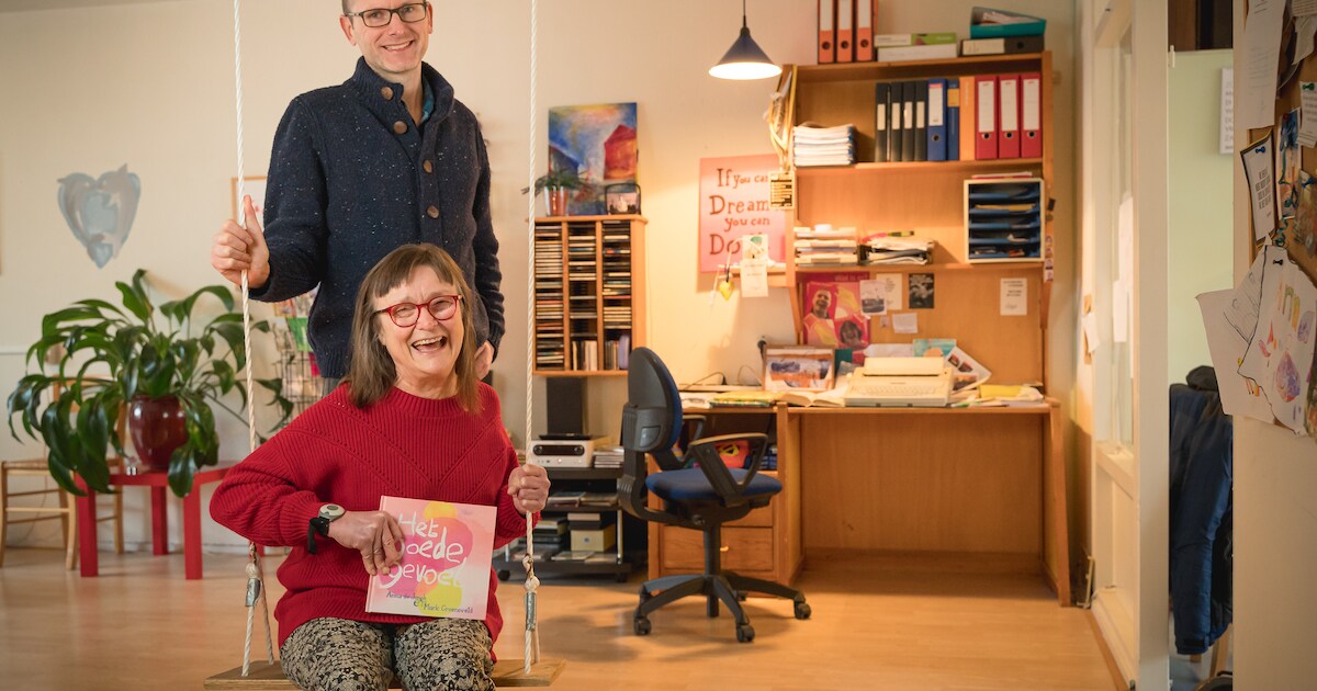 Anna typte met één vinger een boek: ‘Het kwam van de drukker en ik had ...