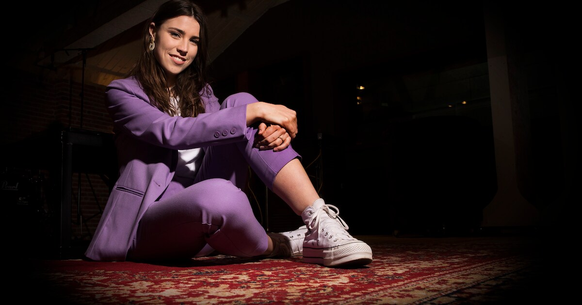 Zangeres Emma Luca (21) heeft een nieuw album: ‘Heb je het nog niet in ...