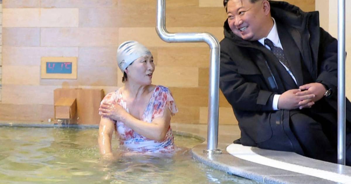 Opvallende beelden: Kim Jong-un kijkt toe hoe mensen in grootste spa ...