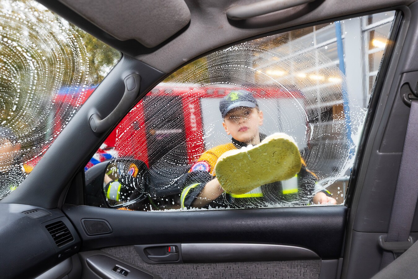 Ontbijt, opgeruimde tuin en schone auto dankzij brandweer in Vught: ‘Iedere cent gaat naar ...