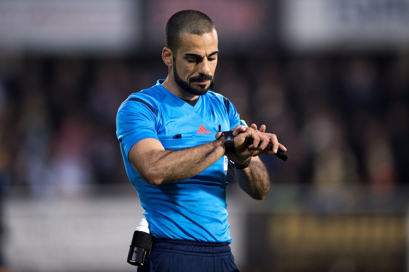 Zweedse arbiter discussieert op Facebook met voetbalfans | Foto ...