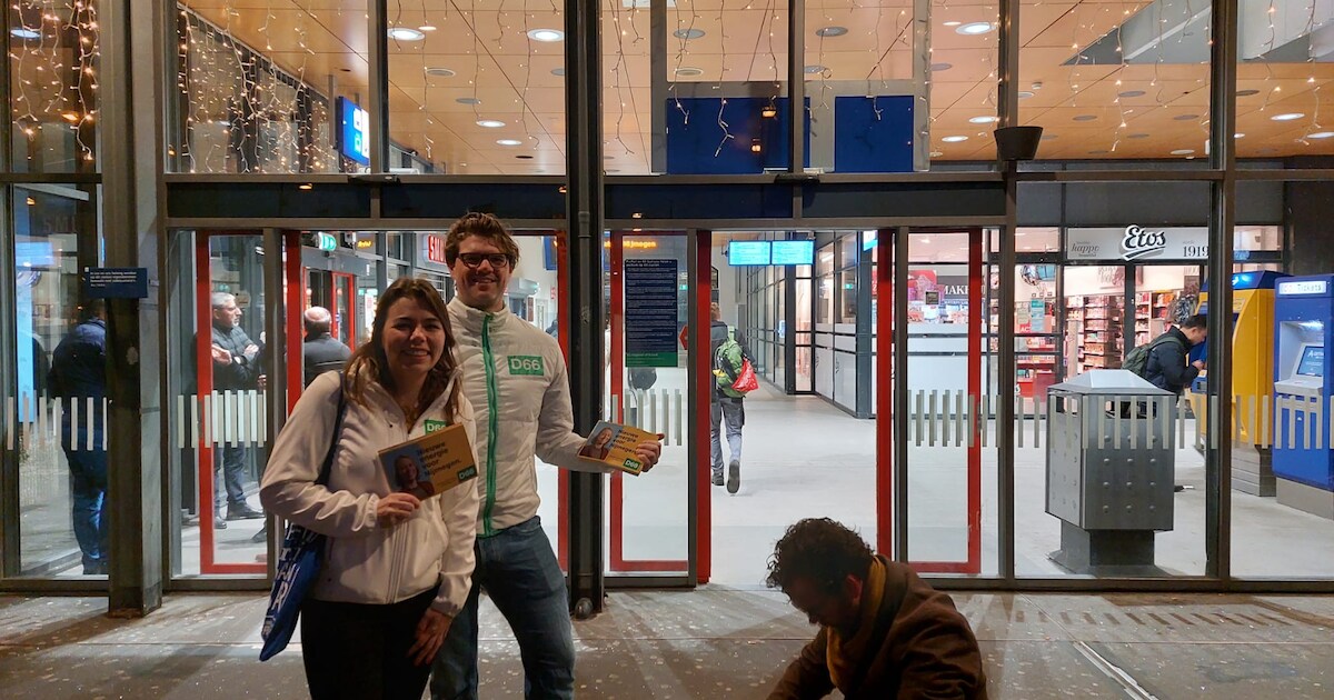 Op het station in Nijmegen worden flyers aan reizigers gegeven, om het ...