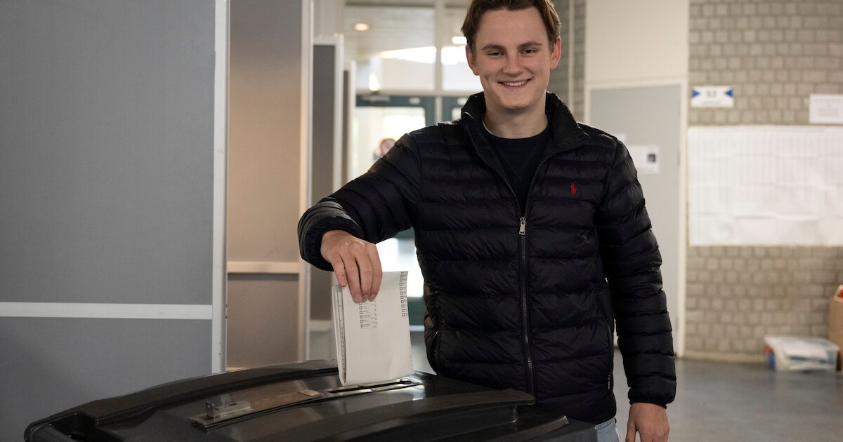 Maarten (18) viert zijn verjaardag in het stemhokje en krijgt een ...