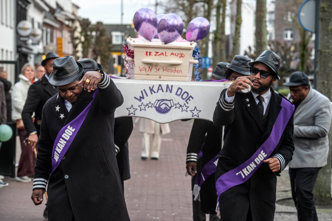 Surinaams uitvaartritueel voor Carmen (81): ‘Dansend naar de overkant ...