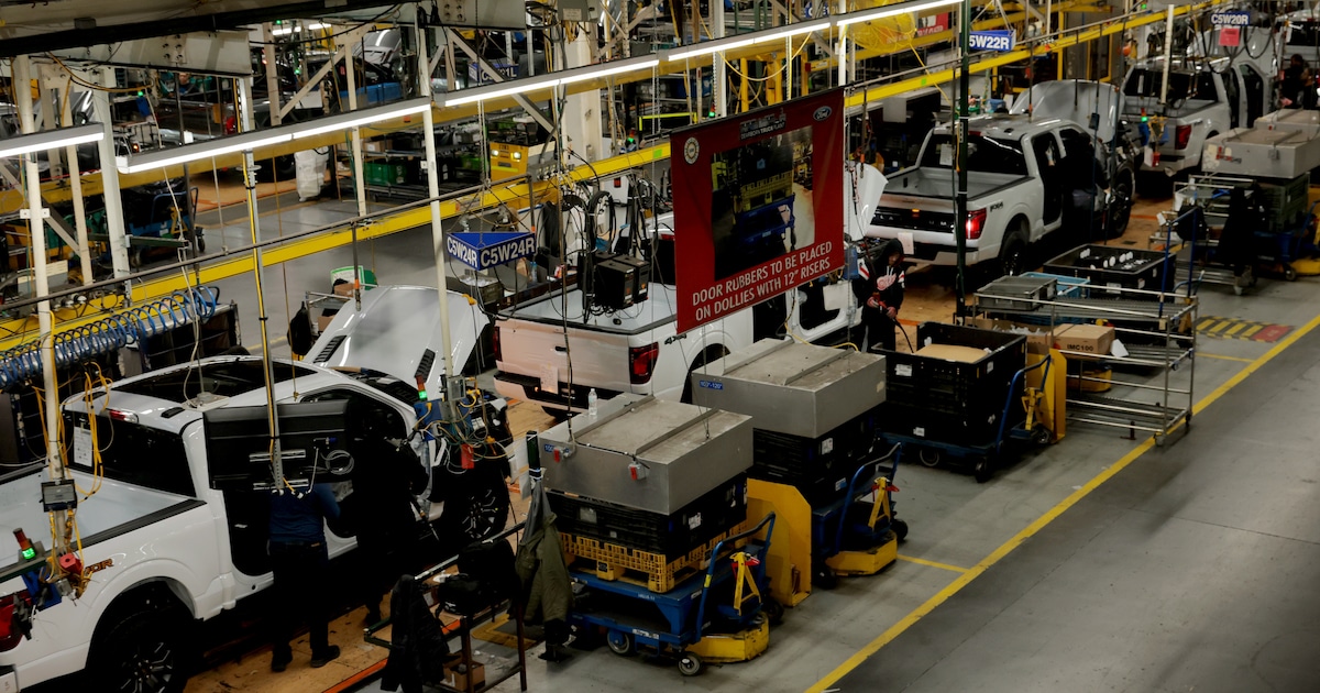 Trump steekt middelvinger op naar werknemer tijdens rondleiding in Ford ...