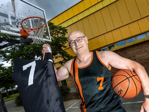 Zijn ouders kwamen nooit kijken als Henk ging basketballen, toch hield ...