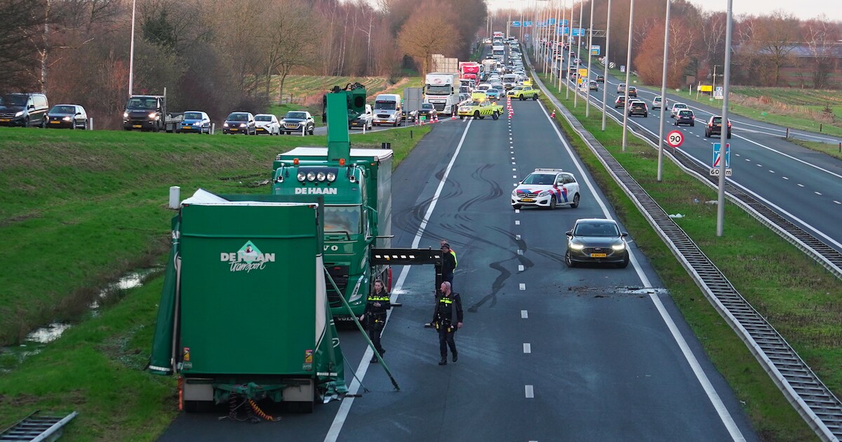 Vrachtwagen verliest twee heftrucks op A30, snelweg tijdelijk afgesloten | Ede | gelderlander.nl