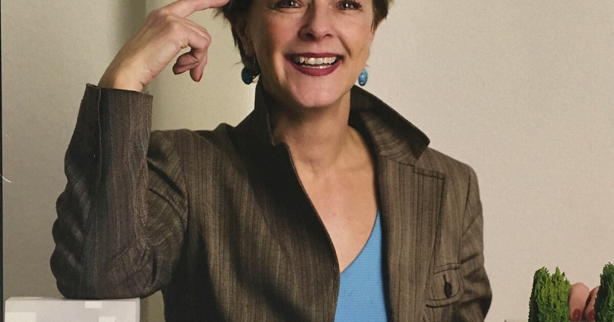 Op haar pumps snelde de keiharde én vriendelijke Nora (1954 – 2023 ...