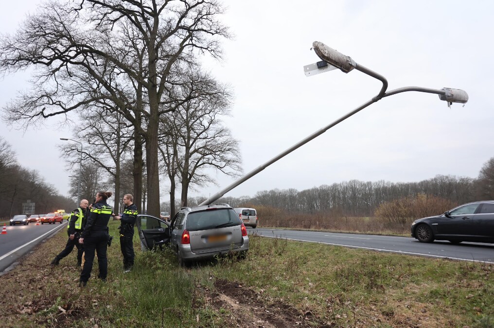 Auto rijdt lichtmast uit de grond op N65 bij Vught | Foto | gelderlander.nl