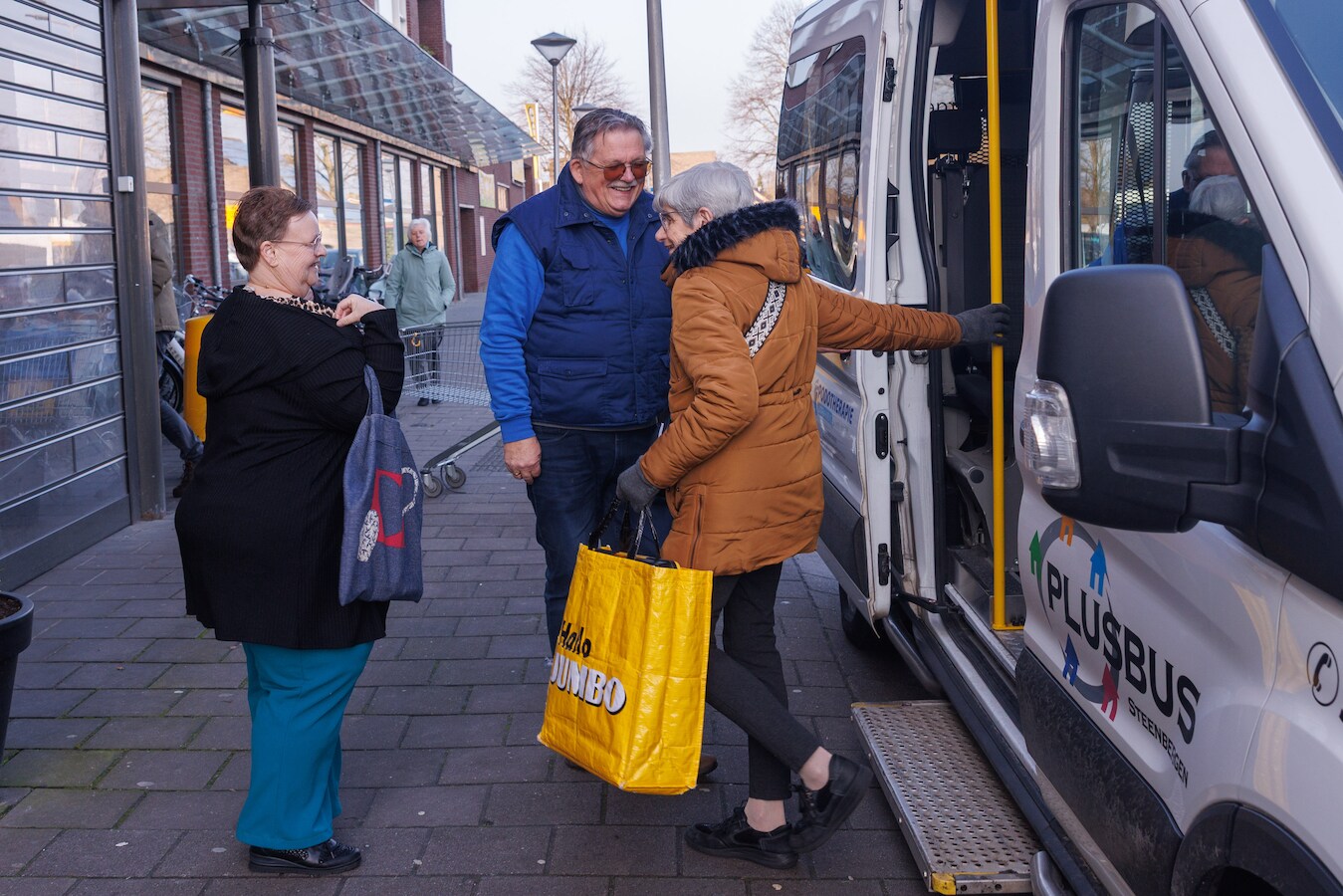 Voor 2 euro met de Plusbus mee, chauffeur Klaas rijdt mensen graag rond ...