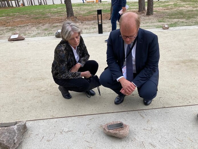 In Sobibor vermoorde kunstschilder Max van Dam herdacht met steen ...