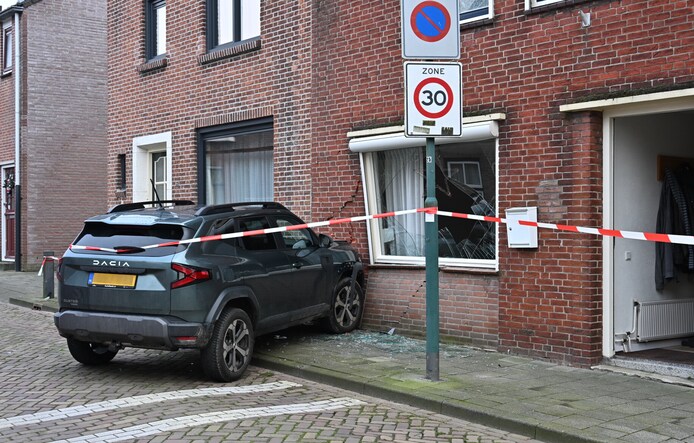 Auto ramt huis in Zevenbergen: muren scheef, mogelijk instortingsgevaar ...