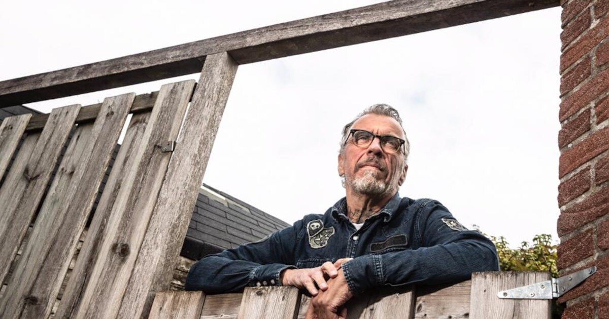 Hans Bouman: getatoeëerde dialectrocker op het podium, liefdevolle ...