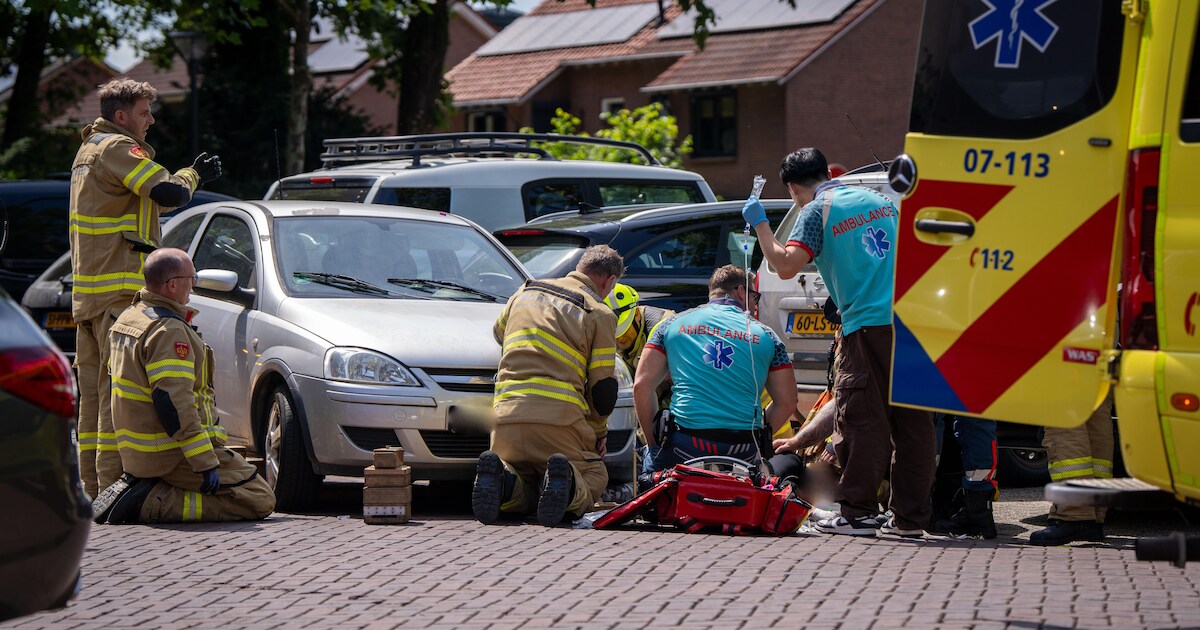 Persoon bekneld onder auto op parkeerplaats van supermarkt in Zevenaar ...