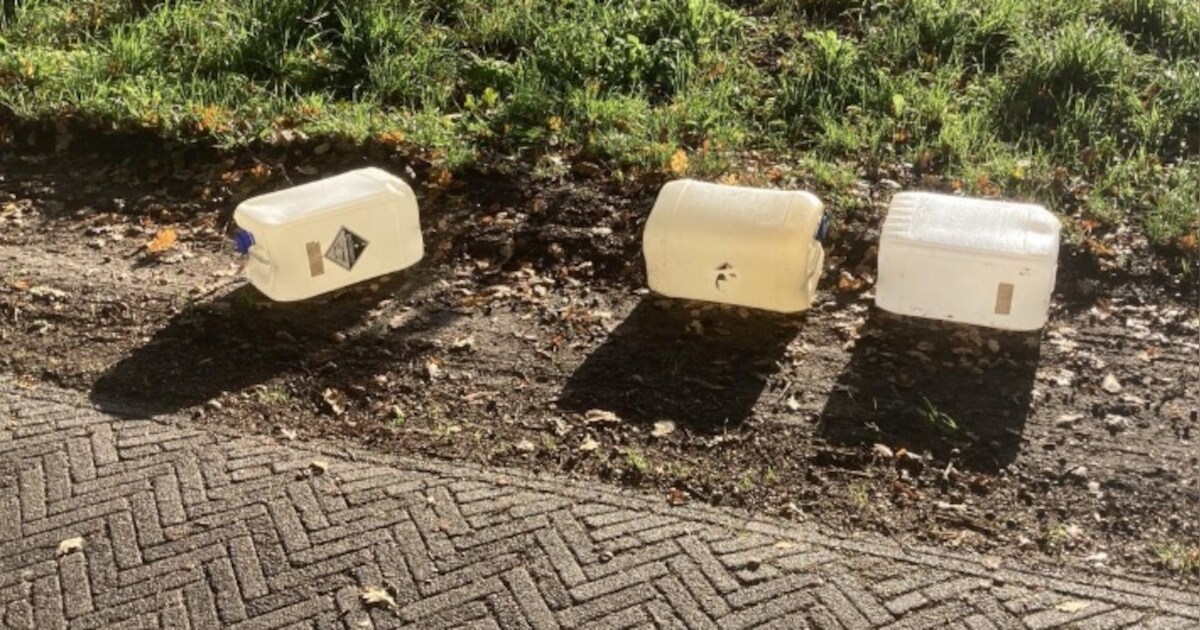 Jerrycans ‘met bijtende stof’ liggen op straat in Montferlands dorp ...