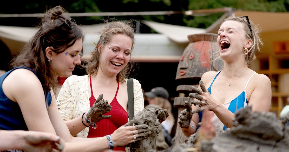 Volop creativiteit op Down The Rabbit Hole, sculpturen kleien en daarna ...