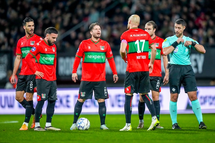 NEC-spelers (ook die zijn gepasseerd) staan achter Meijer: ‘Ik kan hem voor de bus gooien, maar ...