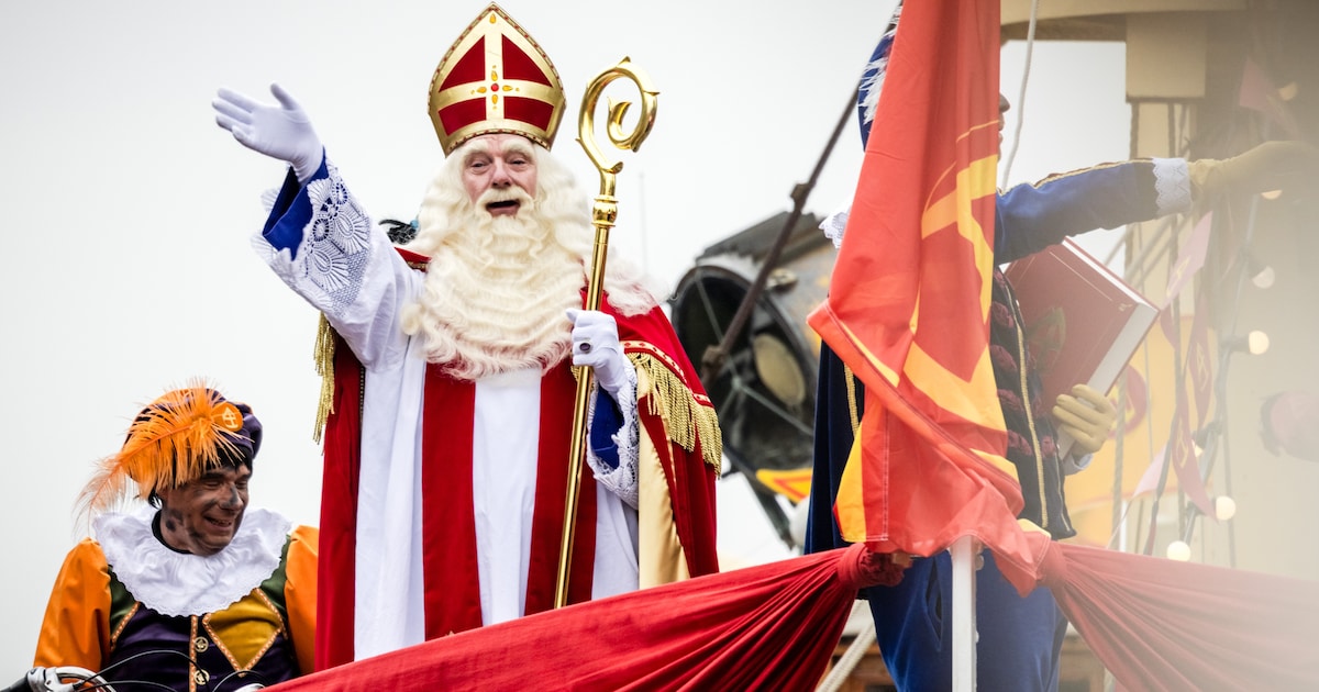 TERUGLEZEN | Sinterklaas met stoomboot aangekomen in Vianen, groot aantal Pieten op de fiets ...
