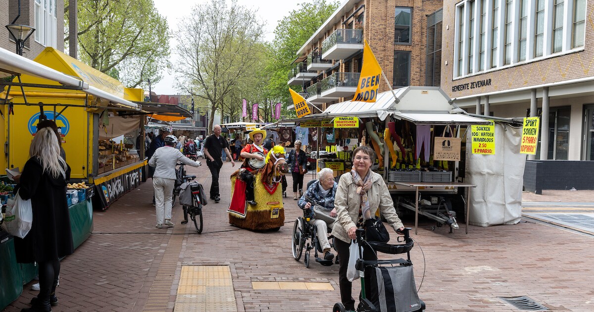 Carnaval ‘verdringt’ weekmarkt van Raadhuisplein; eenmalig nieuwe ...