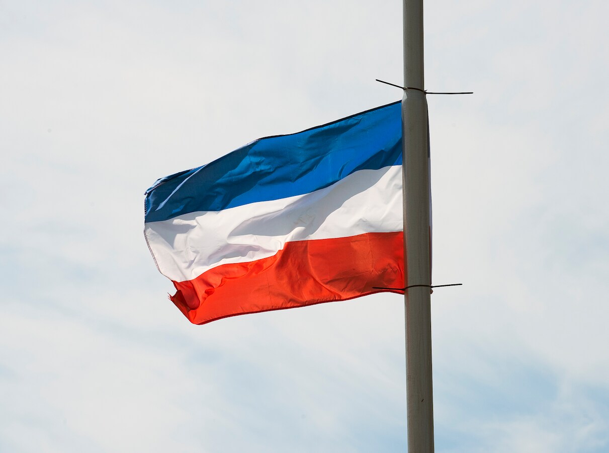 Blijkbaar is het ook mijn schuld, dat die vlag op z’n kop moet hangen ...