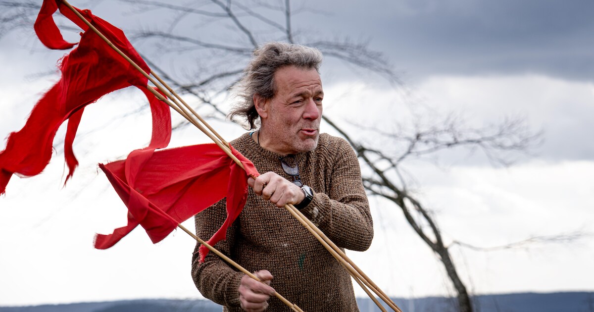 ‘Alphens jongetje’ plant rode vlaggen op Frans slagveld als oproep tot ...