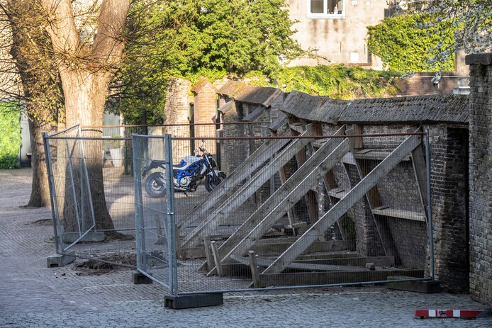 Scheefgezakte historische muur op Stadserf Breda wordt gerestaureerd ...