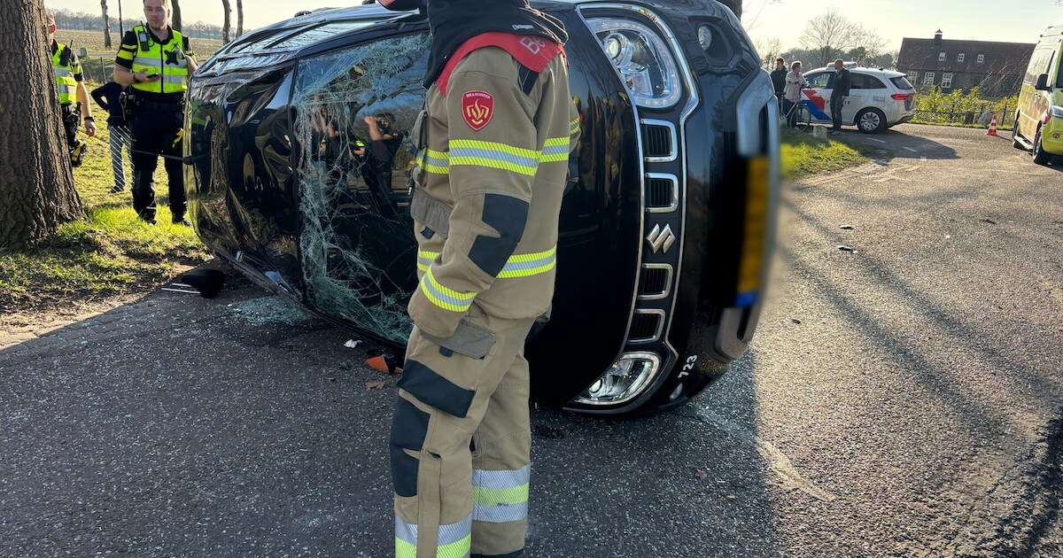 Auto belandt op zijkant bij botsing met bestelbus in Venhorst, veel ...