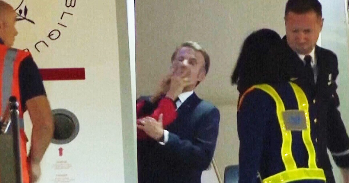 Een duwtje dat wat Macron betreft veel te veel aandacht krijgt | Buitenland | gelderlander.nl