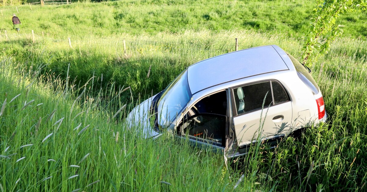 Auto belandt in greppel naast N327 bij Acquoy | Regio | De Gelderlander.nl