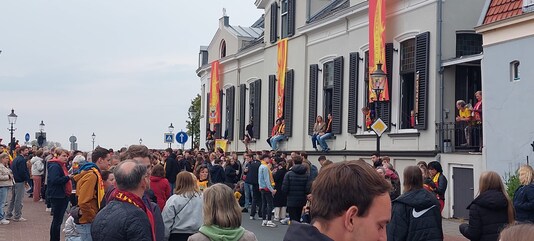 Go Ahead Eagles-spits Victor Edvardsen toont spandoek met Wouter Goes ...