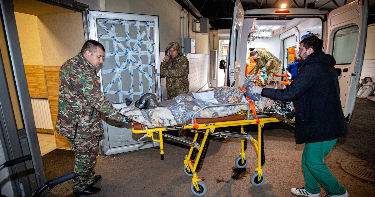 Twentse vader en zoon helpen gewonde Oekraïners met busjes en ...