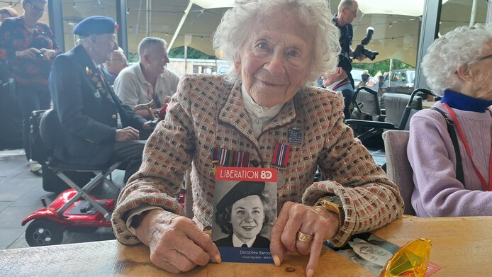 Britse heldin Dorothea (100) voor het eerst bij herdenking in ...