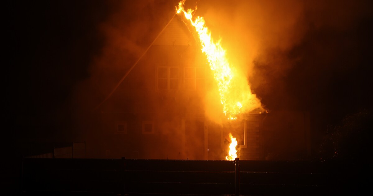 Vlammen slaan uit raam van woning in Oss, brand na paar uur onder ...